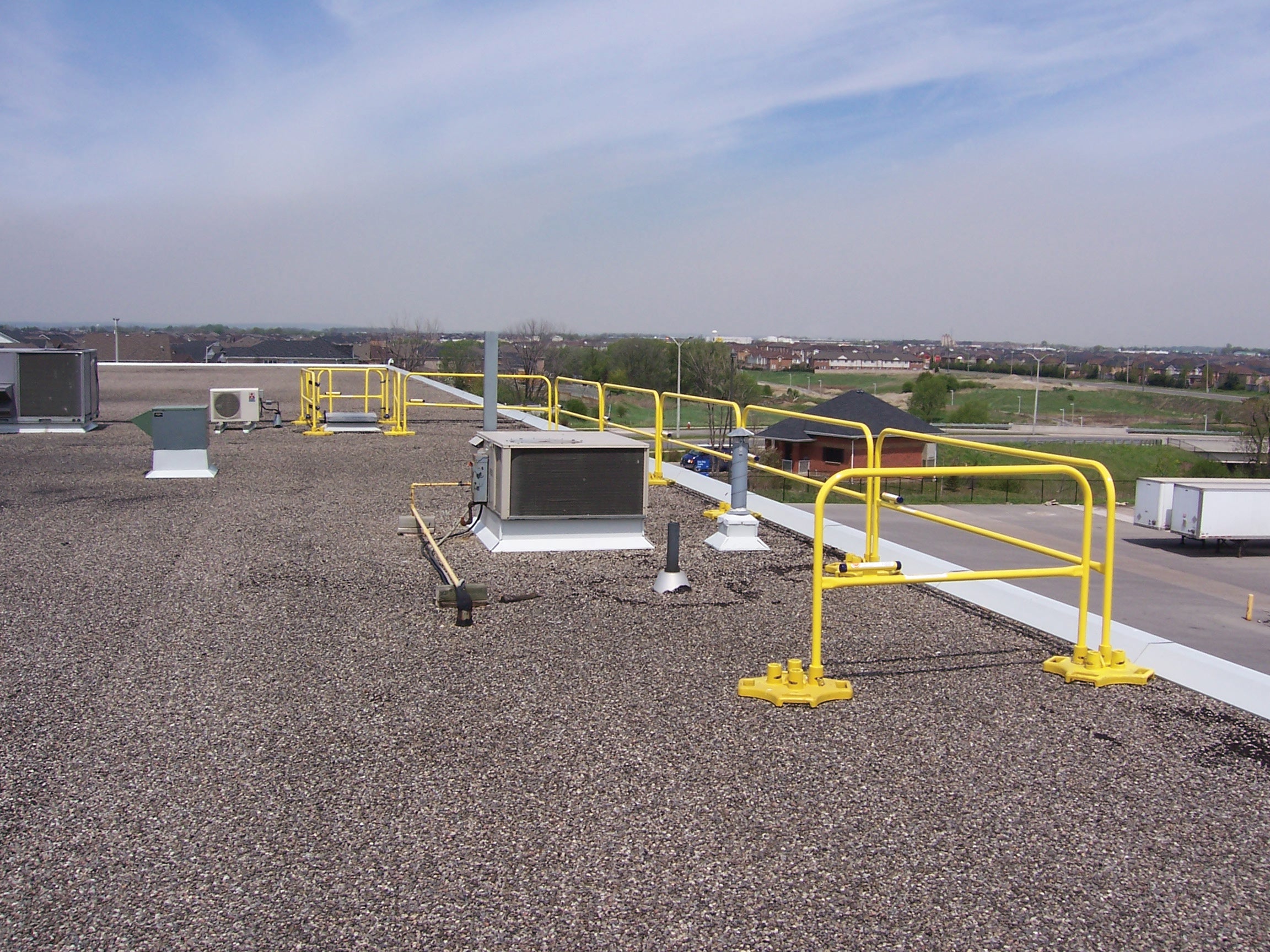 Safety Rail 2000 (SR2K) rooftop guardrail system - Non-penetrating fal ...