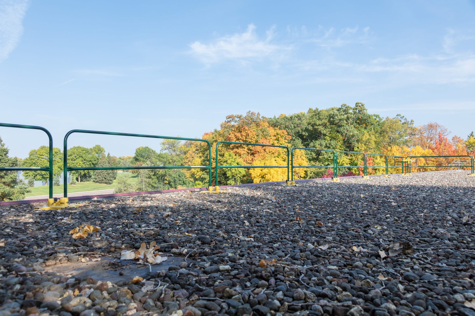 Safety Rail 2000 (SR2K) rooftop guardrail system - Non-penetrating fal ...